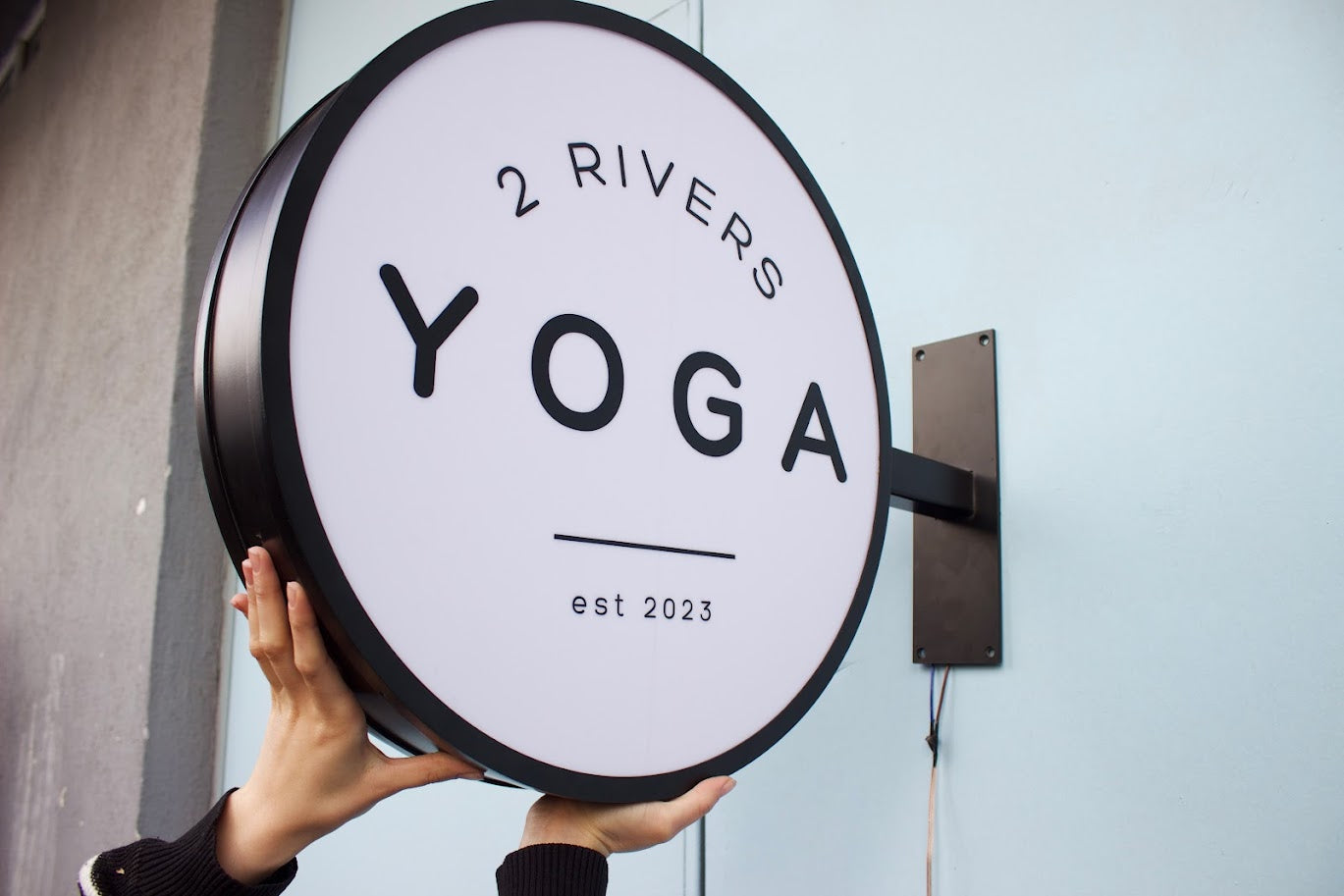 Illuminated Round Wall Sign – metallionaire